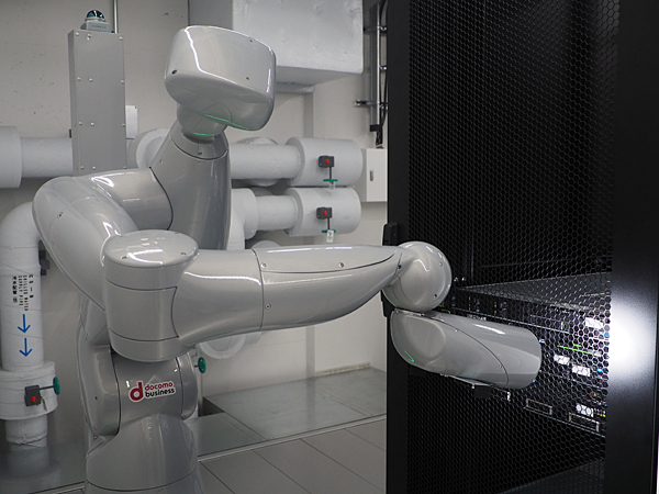 Data center operation and maintenance using robots NTT Com｜電経新聞